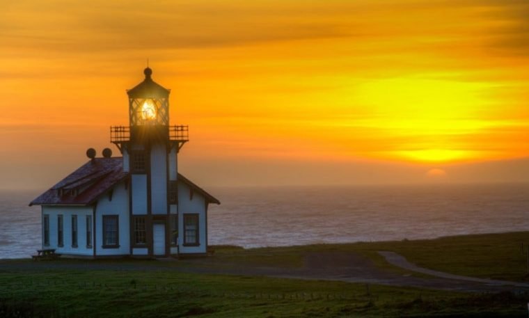 Famous California Lighthouses to Visit on the Southern & Northern Coast